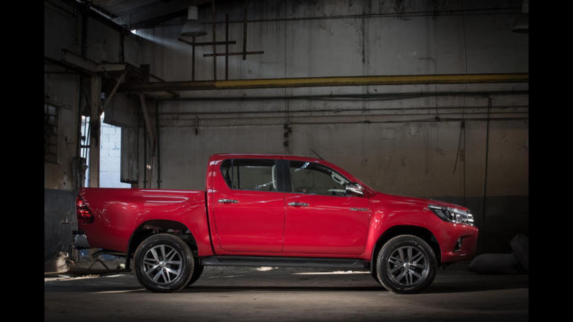 Volta rápida: Nova Hilux 2016 muda de corpo sem perder a alma