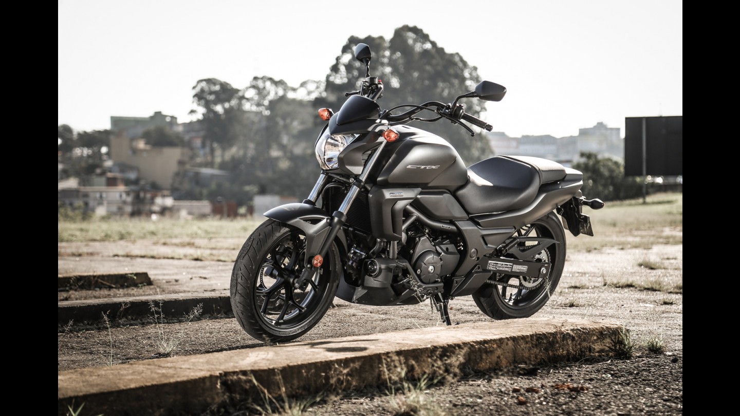 Avaliação: Honda CTX 700N propõe novo conceito de custom