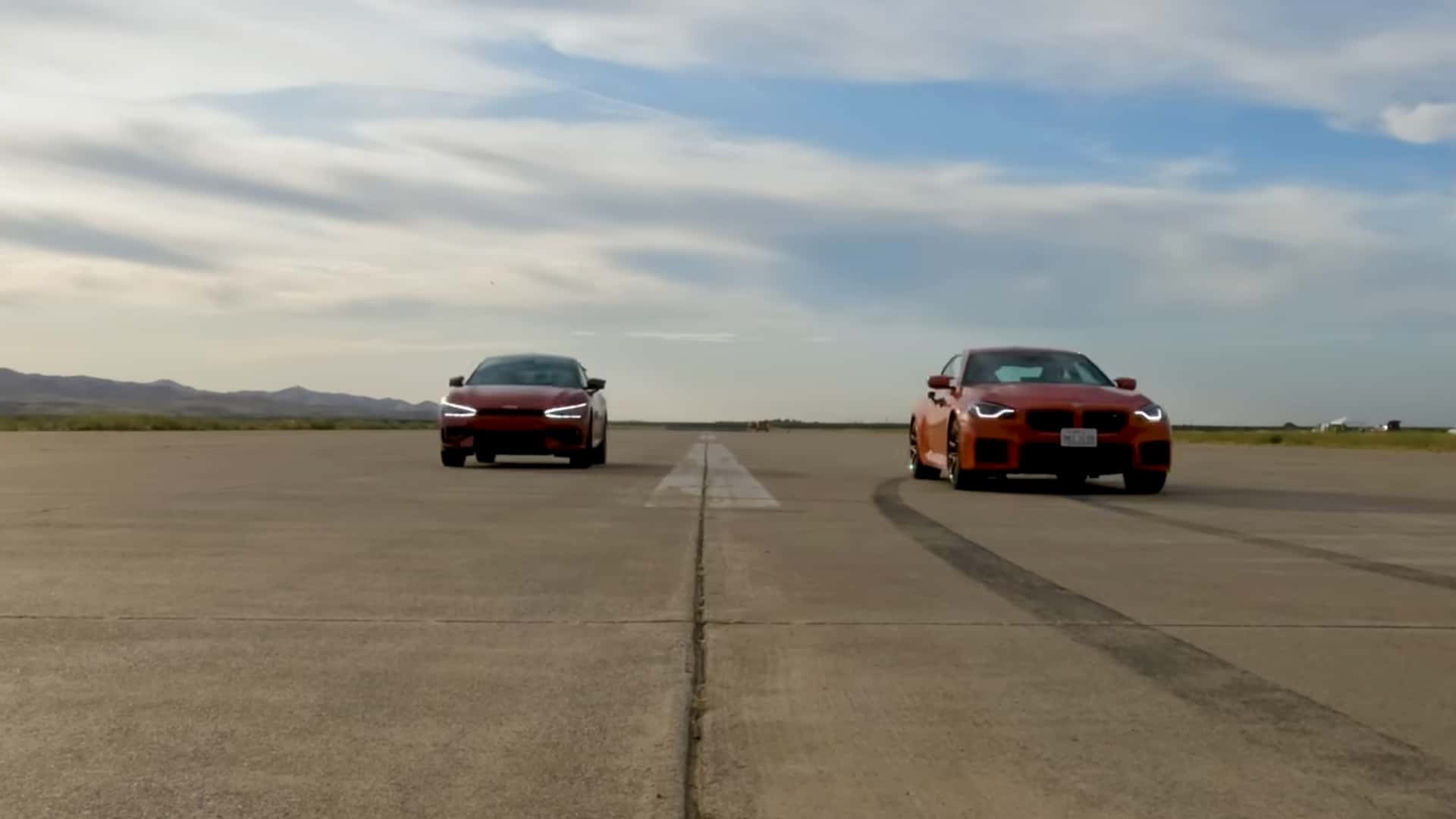 Kia EV6 vs. BMW M2: Melyikük nyer egy oda-vissza versenyen?