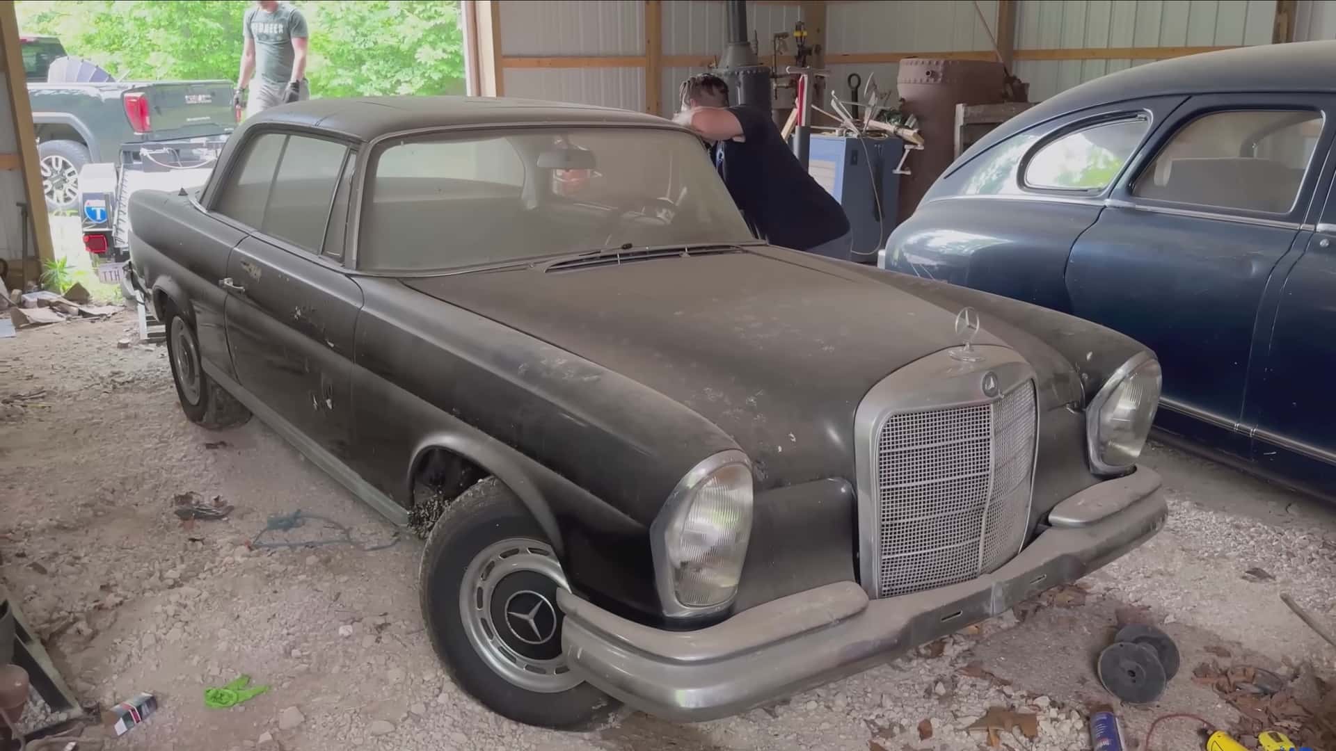 Watch 1965 Mercedes-Benz 220 SE Barnfind Get First Wash In 15 Years