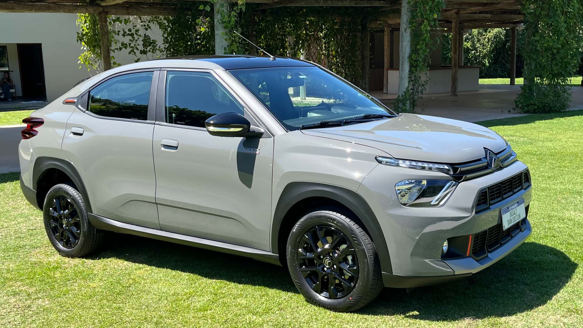 Citroën Basalt Dark Edition: carro simples em traje esporte fino