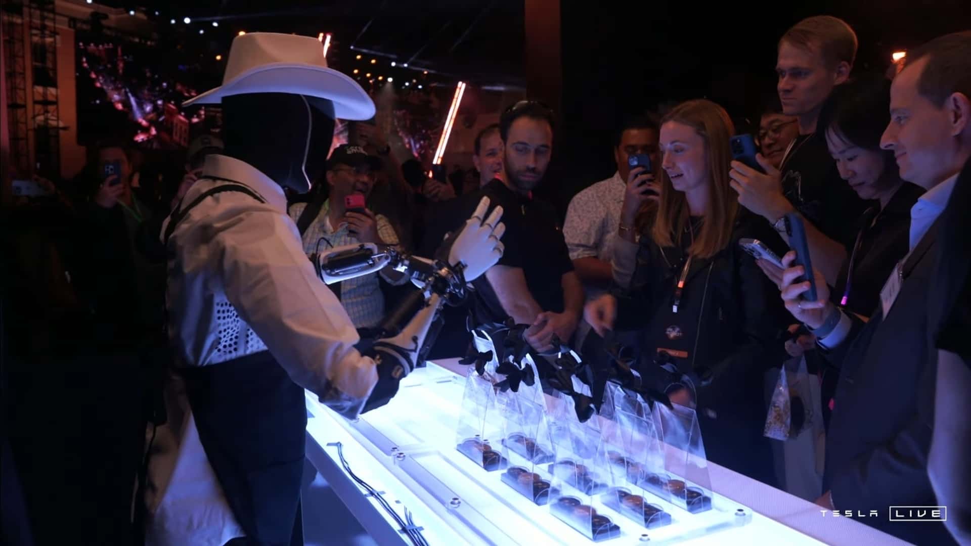 Il Tesla Optimus cresce bene: ora balla e serve drink