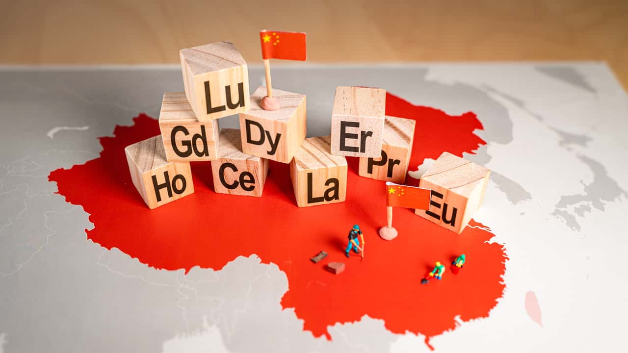 Stop alle terre rare: quanto rischia davvero l’auto elettrica