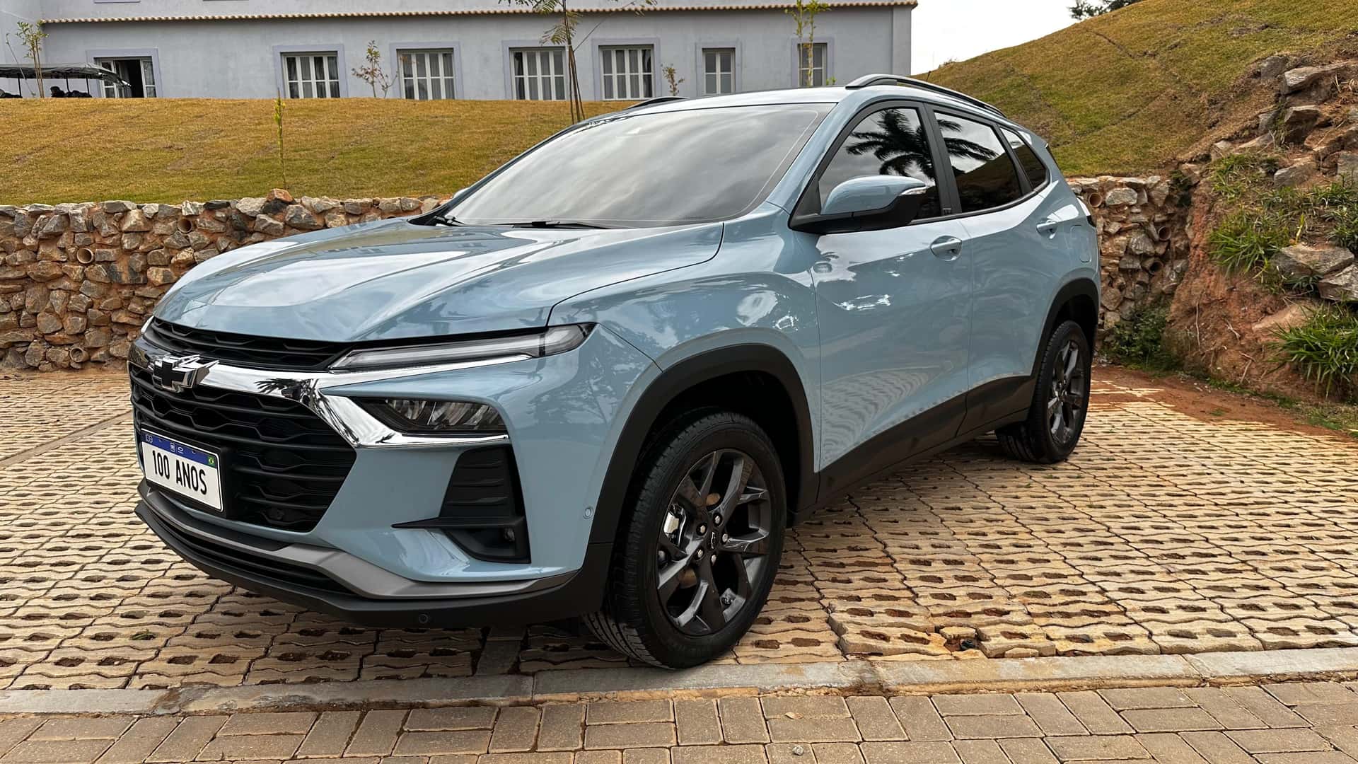 Chevrolet Onix e Tracker 100 anos: veja os preços e o que muda