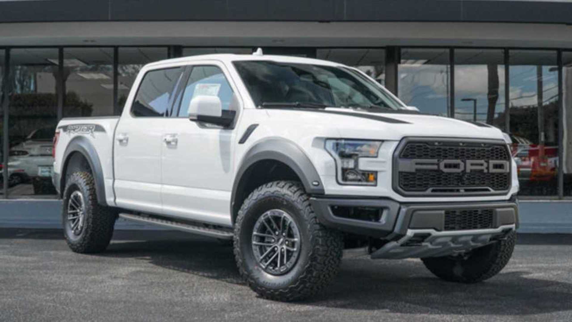 Roll Hard In A 2019 Ford F-150 Raptor SuperCrew | Motorious