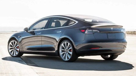 Veja o para-choque de um Tesla Model 3 se soltar na estrada - vídeo