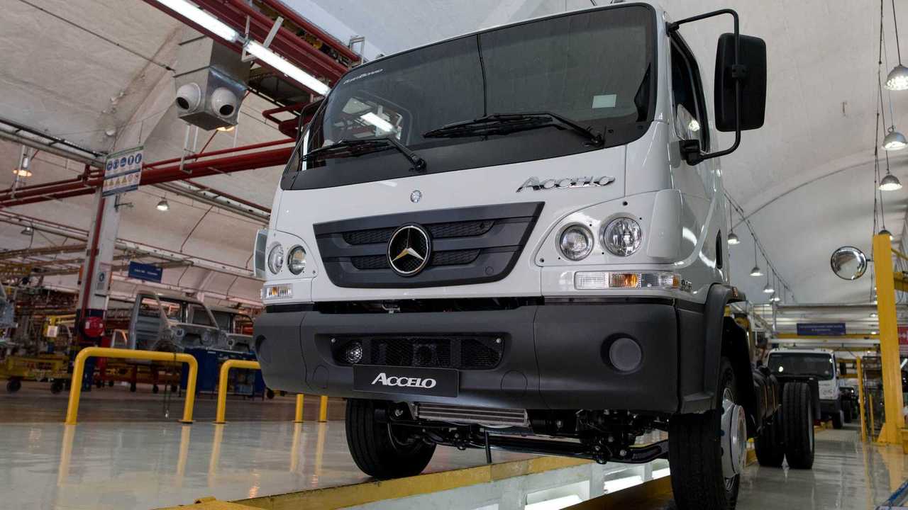 Mercedes-Benz, líder en buses y camiones livianos