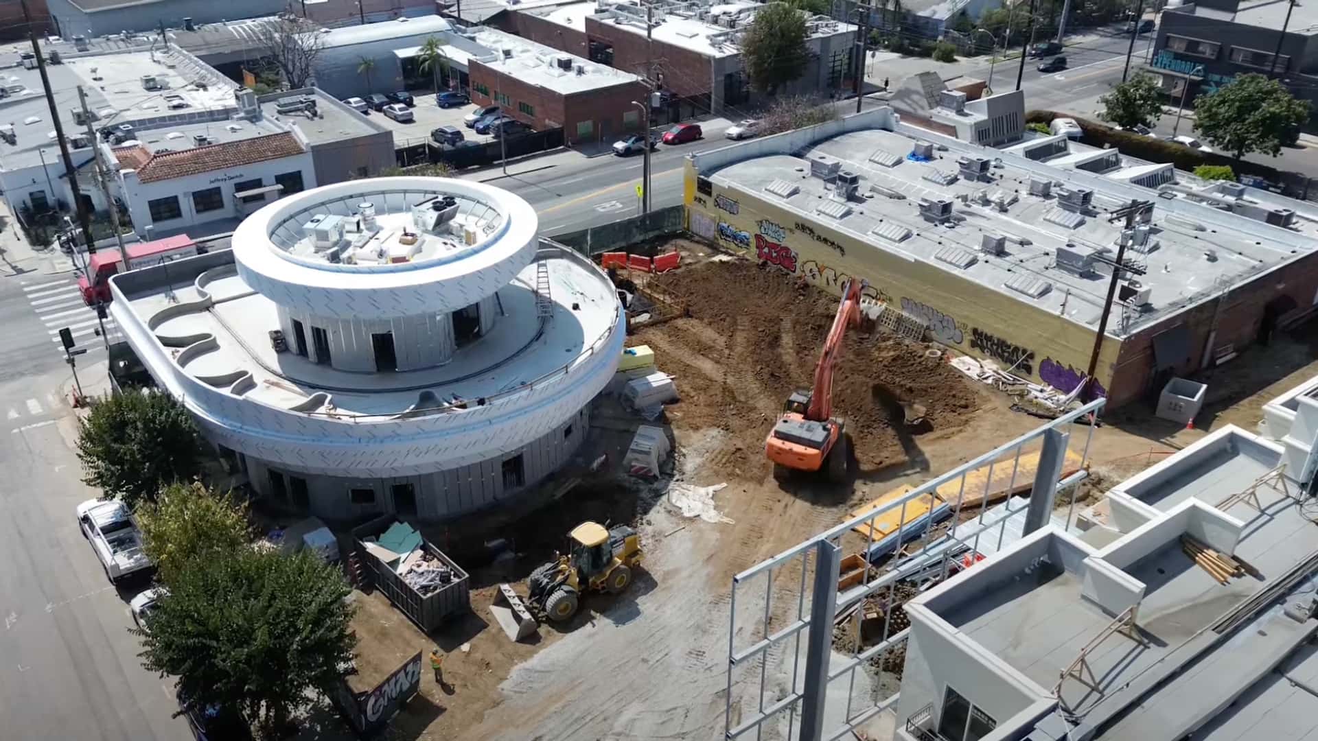 Come sarà il Tesla Diner: foto e video dei lavori
