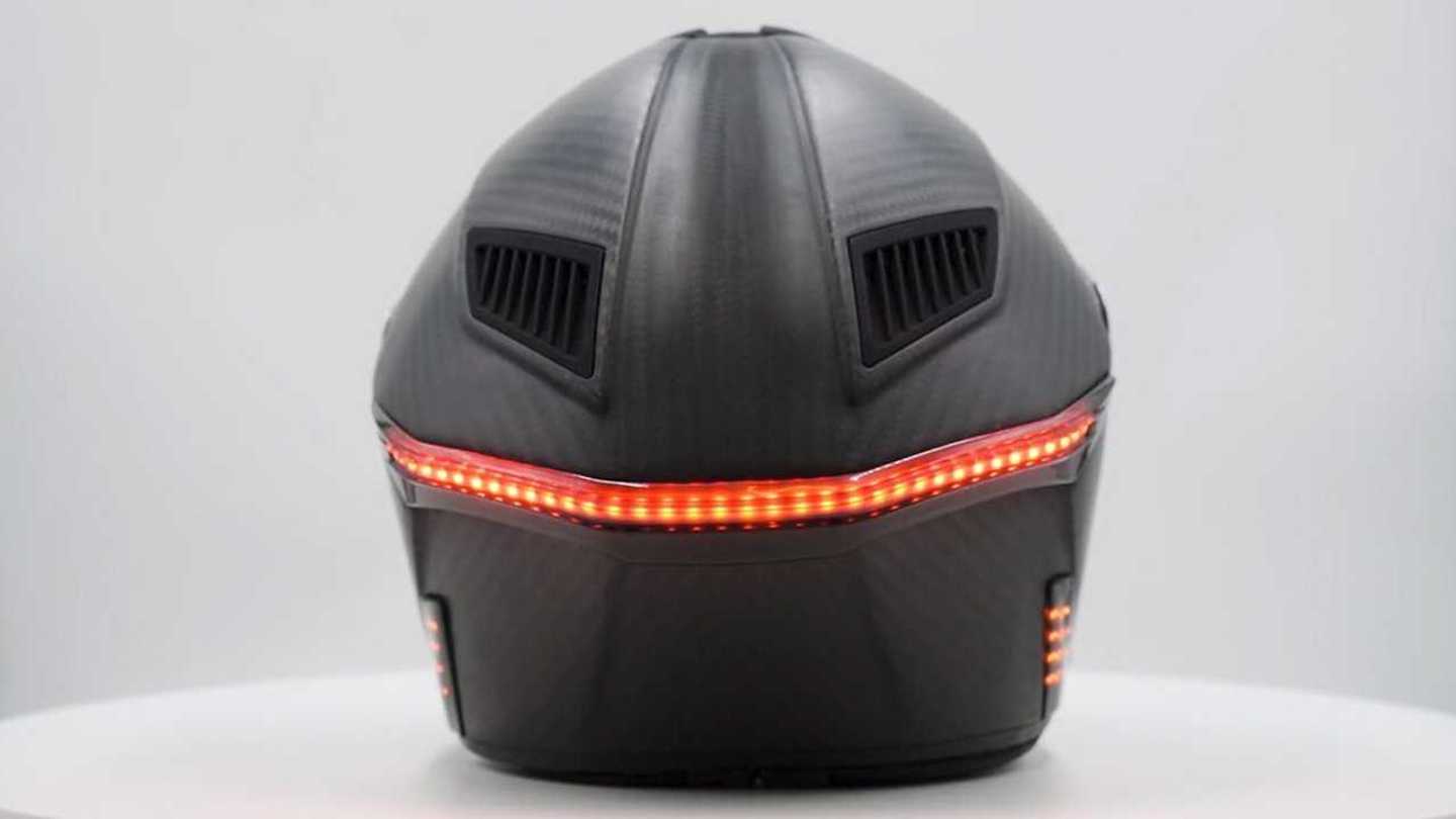 Helm Karbon Ini Tidak Hanya Ringan, Tapi Juga Memiliki Lampu LED