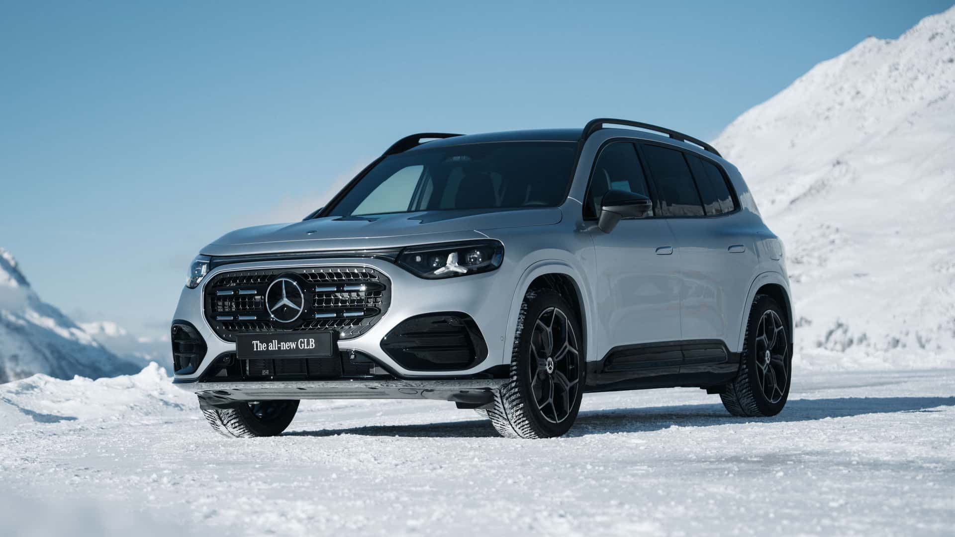 Foto: Mercedes GLB 2026, il SUV premium compatto a 7 posti | Motor1.com