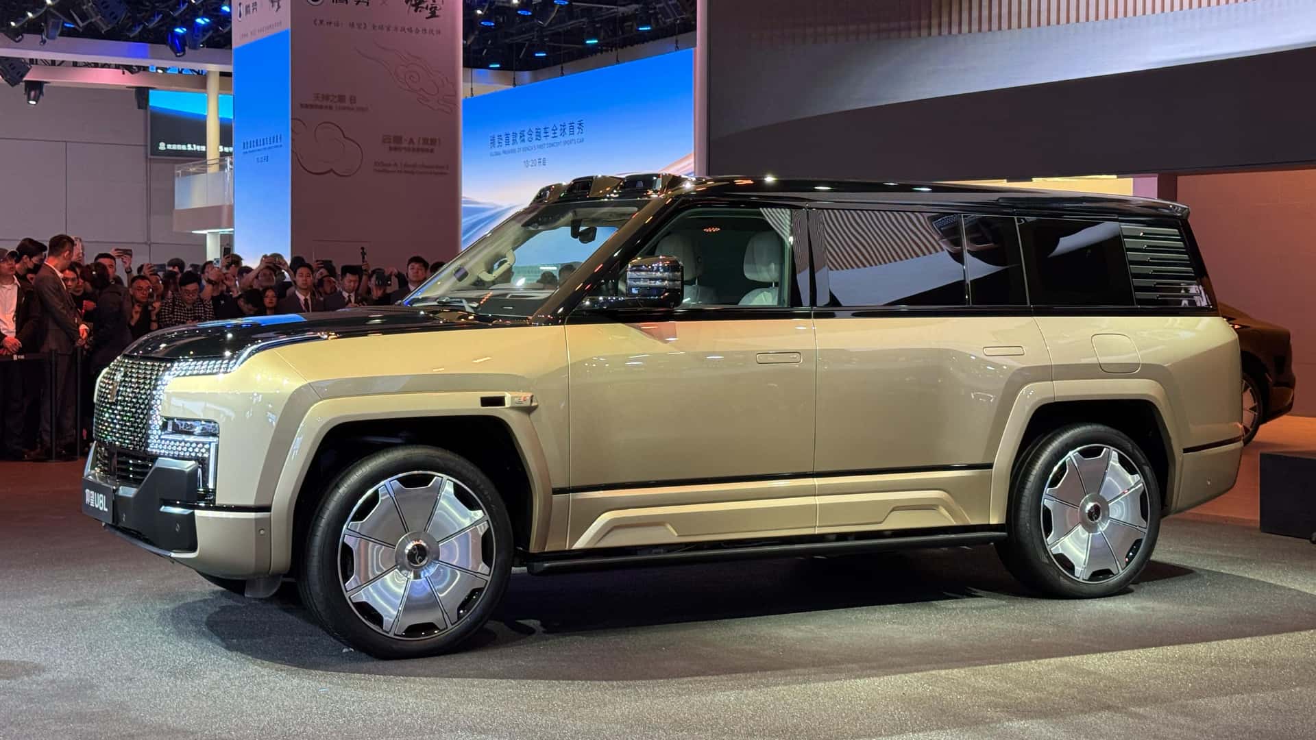 Yangwang U8L: SUV de luxo da BYD com 1.180 cv estreia no Salão de Xangai