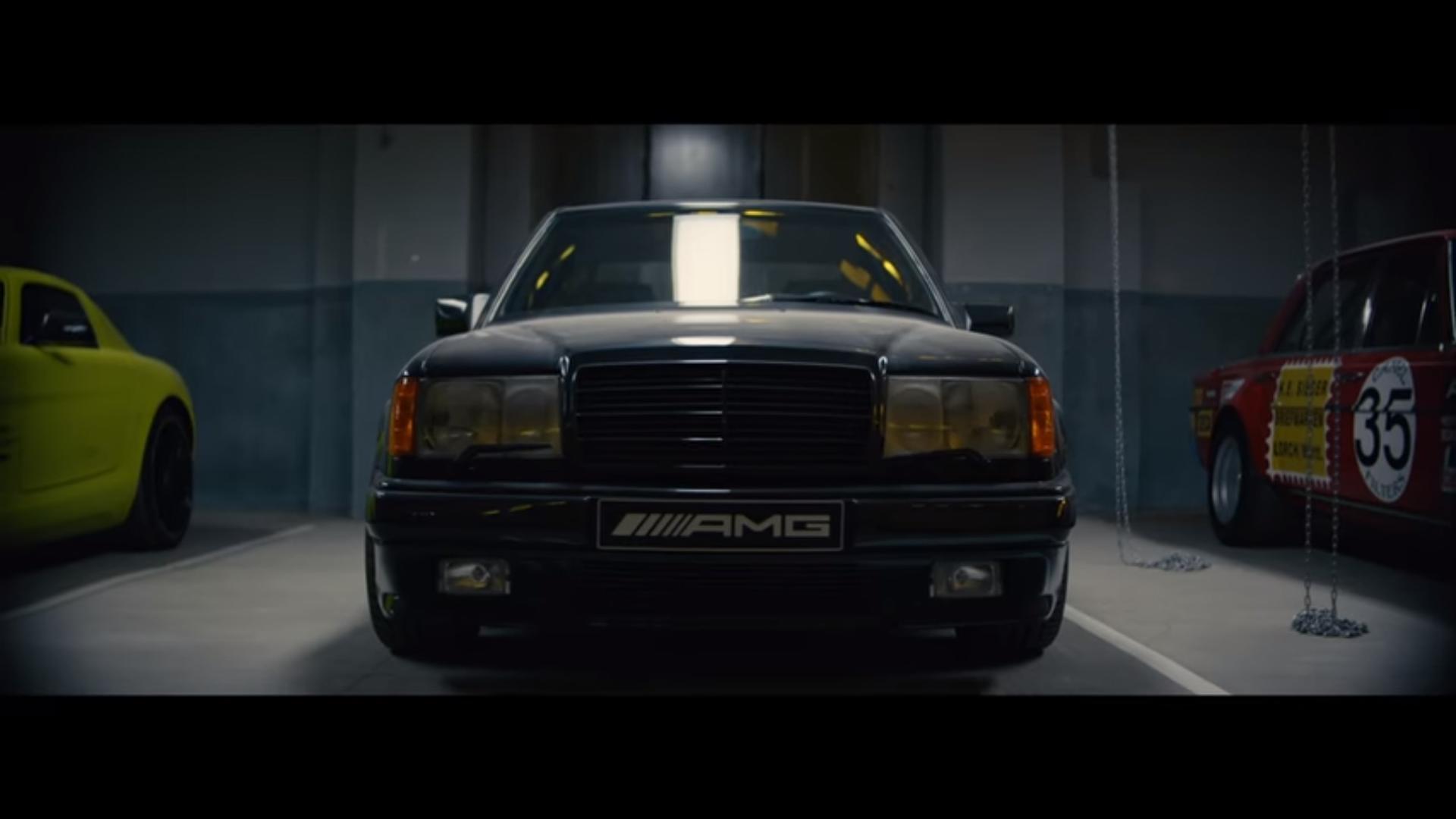 VIDÉO - Lewis Hamilton redécouvre la Mercedes 300E Hammer