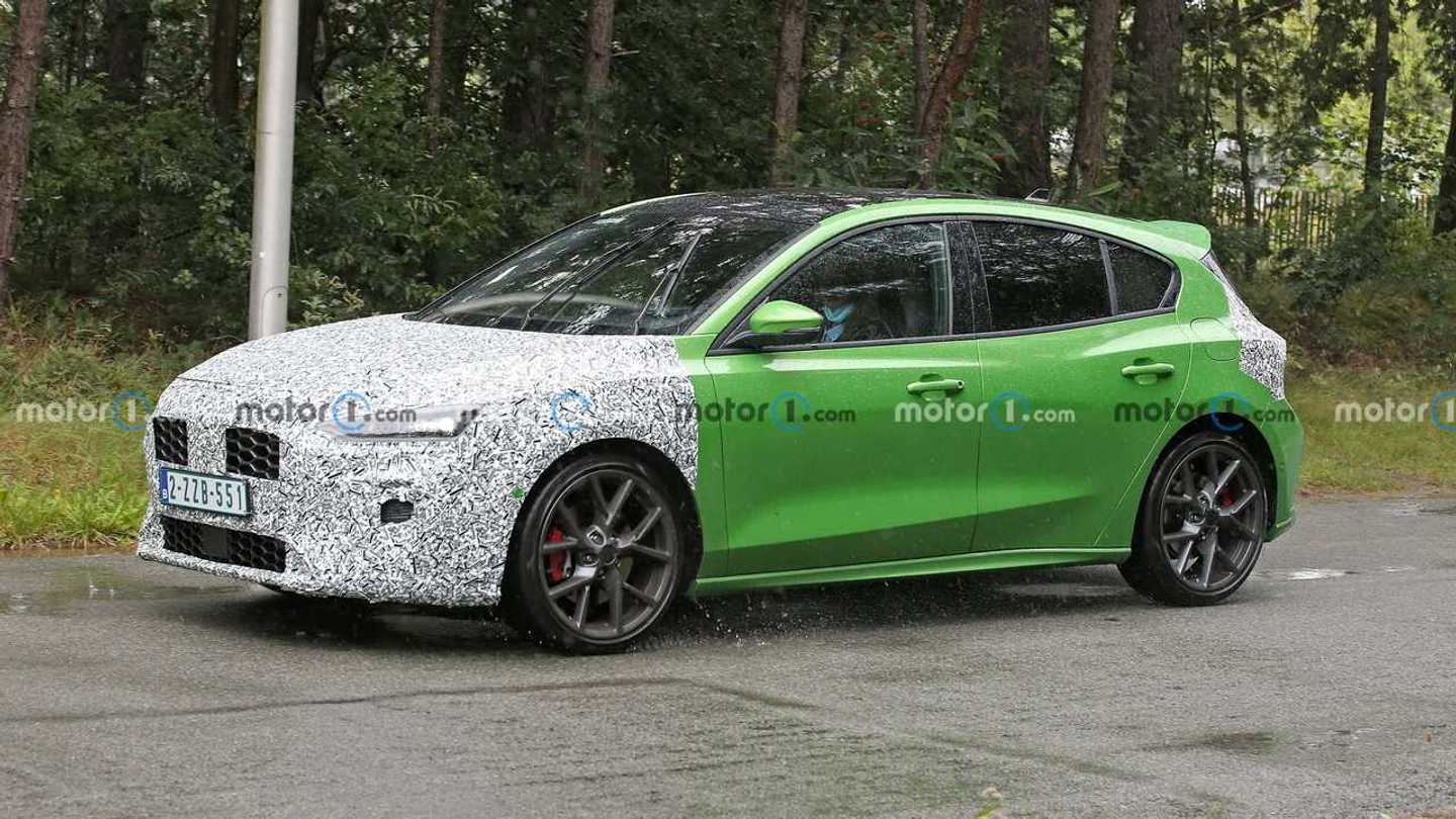 Ford Focus ST restyling, le foto spia in verde acido