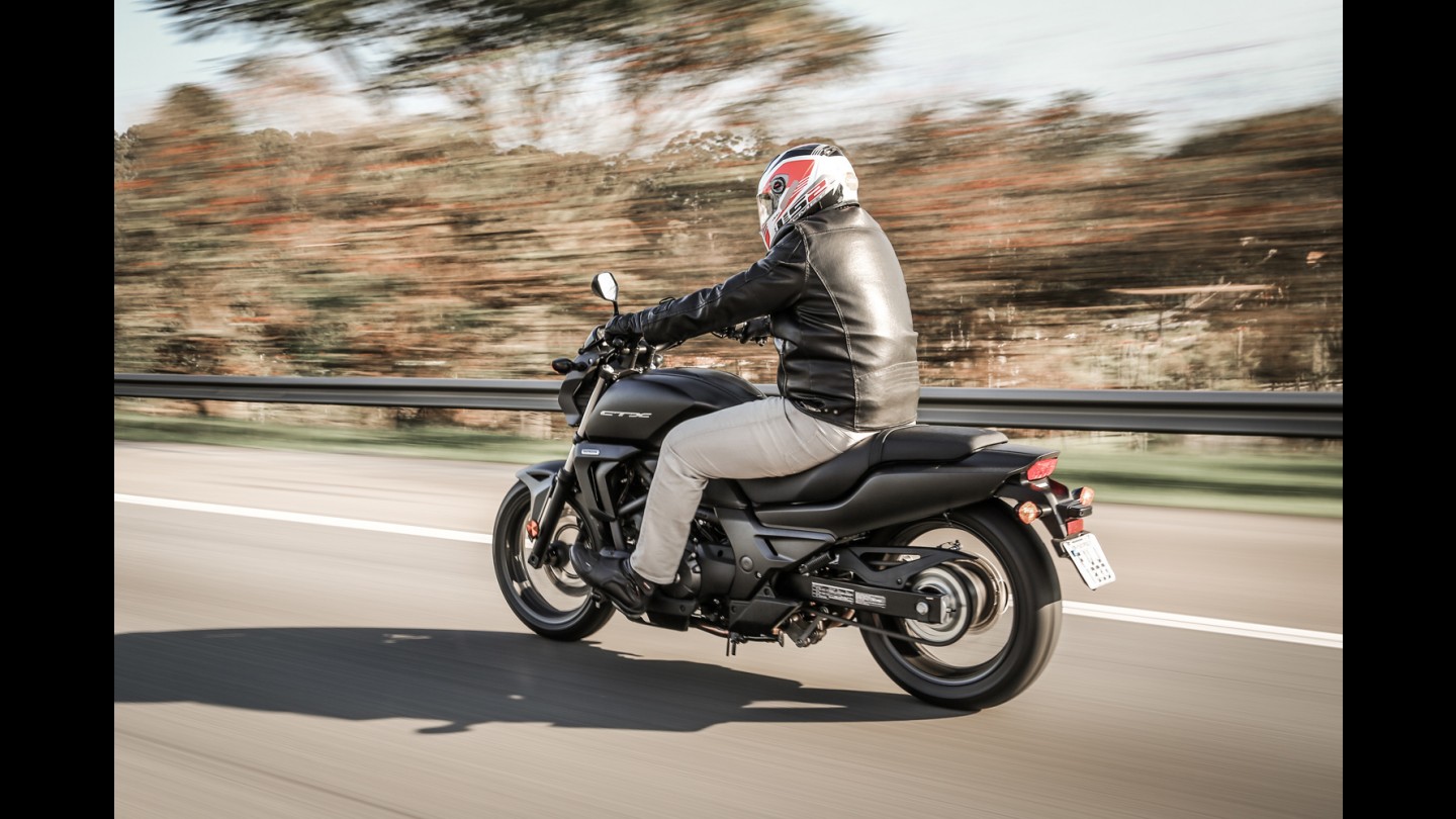 Avaliação: Honda CTX 700N propõe novo conceito de custom