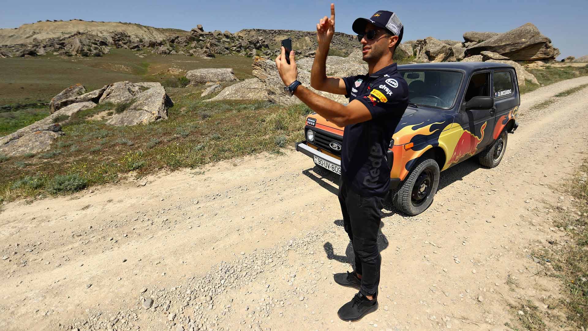 ¿Dos pilotos de F1 al volante de un Lada Niva? A fuego con el 4x4