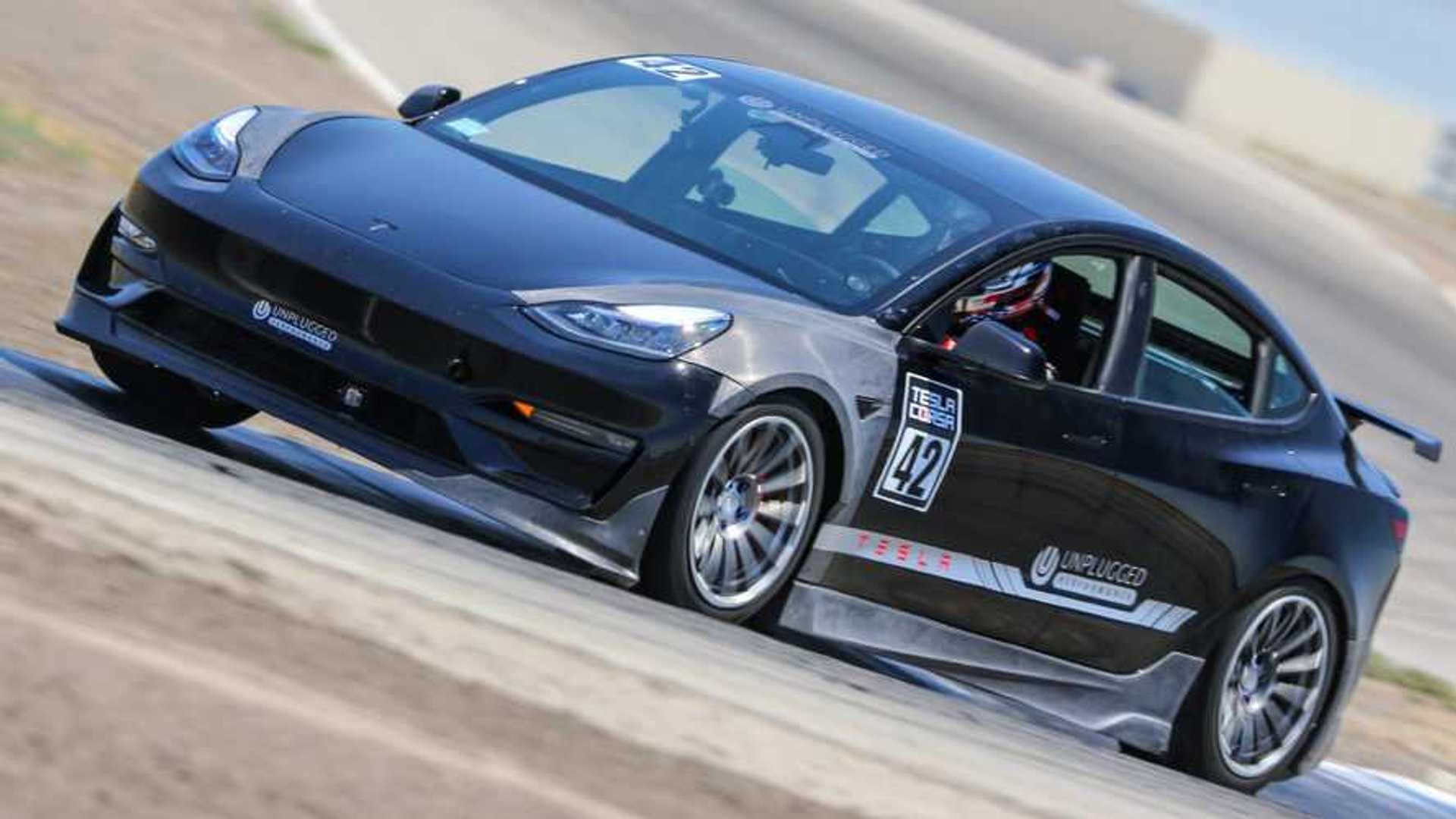 Cette Model 3 bat la Porsche 911 GT3 RS