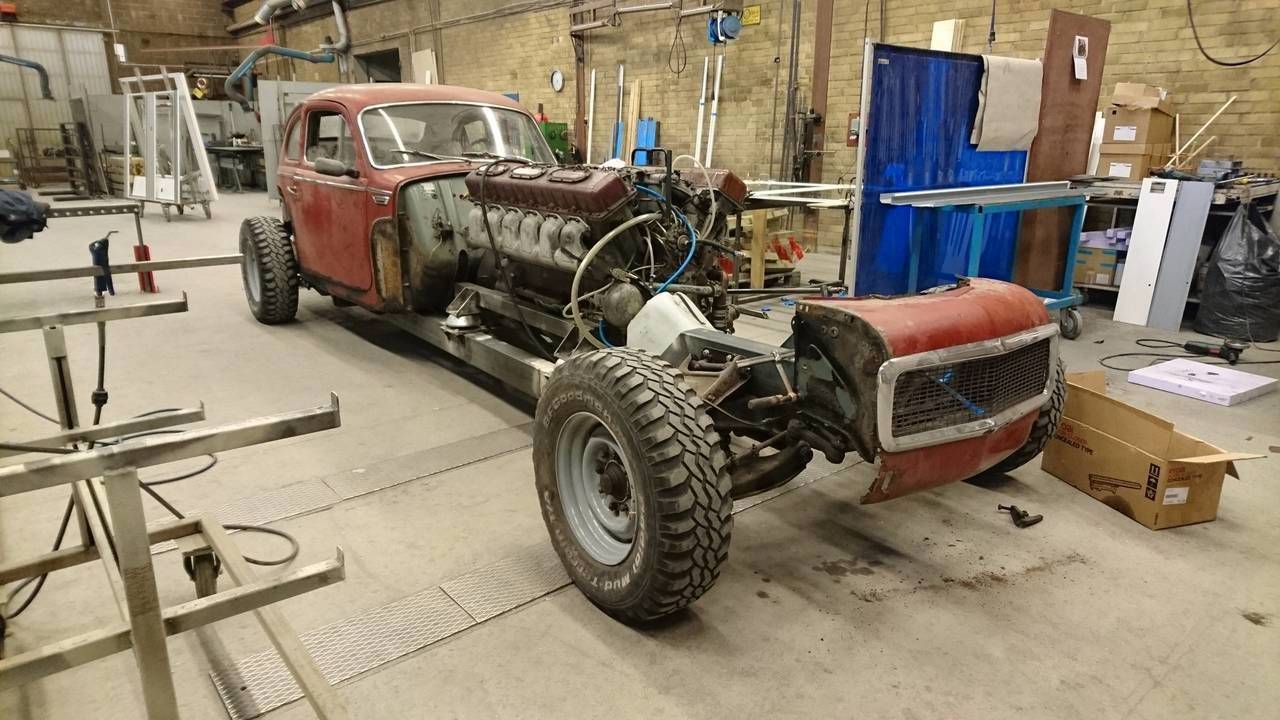 ¡Atento! Esto es un Volvo clásico, de 1960, con un motor de tanque