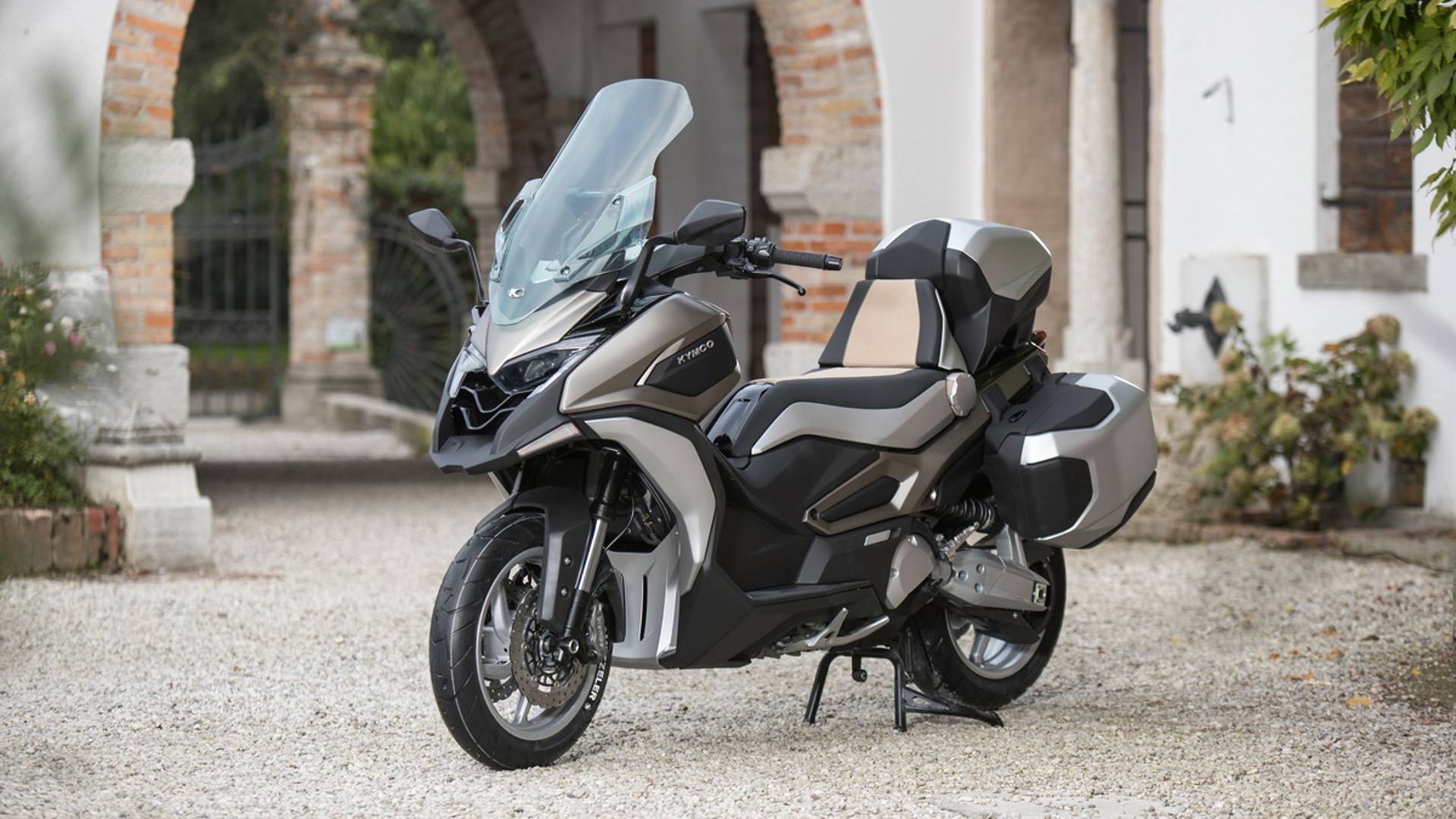KYMCO presenta los concept Adventure Tourer, scooters de dos y tres ruedas