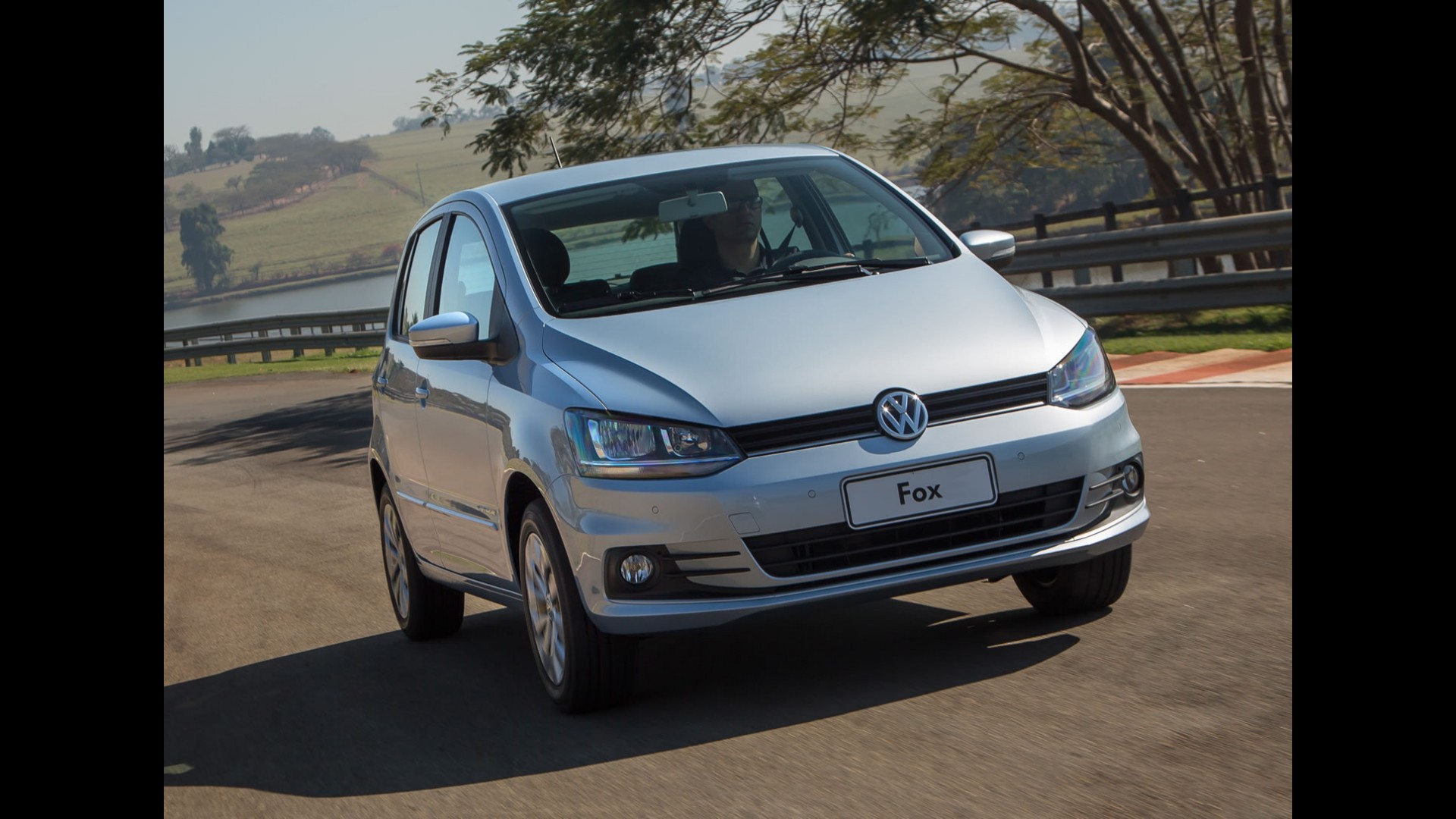 Mais caro, VW Fox 2016 adota 1.0 de 3 cilindros de vez - veja versões e ...