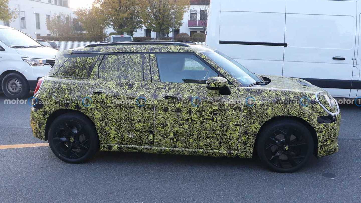 MINI Aceman, le nuove foto spia del crossover elettrico