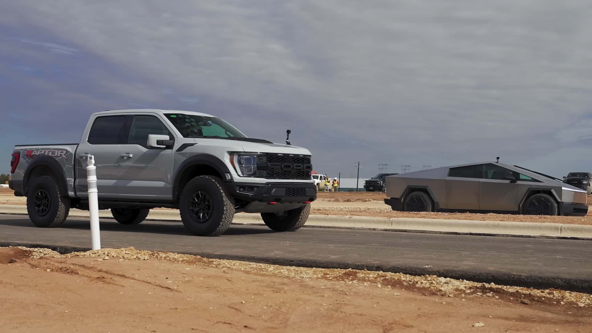 Tesla Cybertruck Kalahkan Ford Raptor R dalam Drag Race