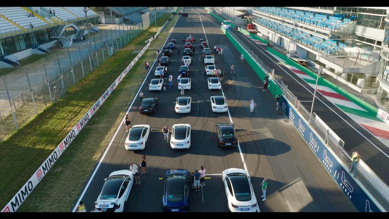 Cosa fanno 100 auto Tesla su una pista di Formula 1?