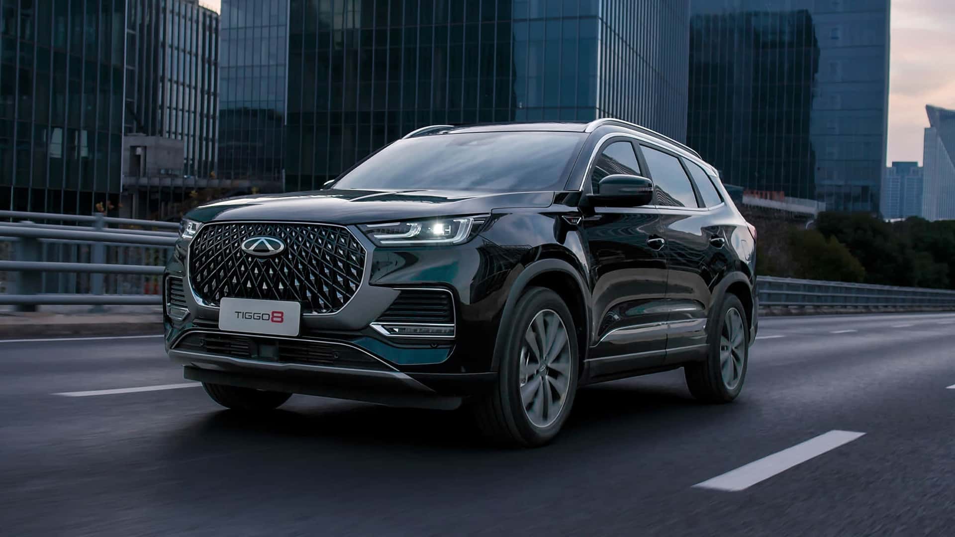 Caoa Chery Tiggo 8 reestilizado aparece em teaser com logo iluminado