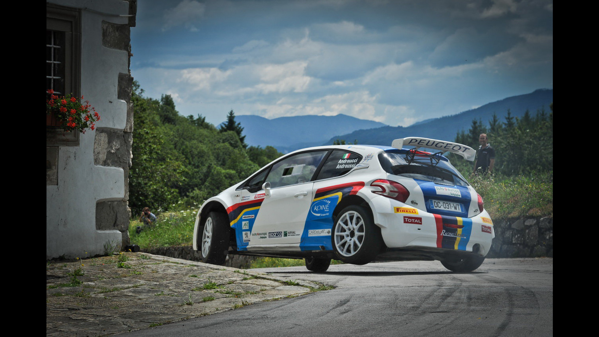 Peugeot 208 T16, il sogno di guidare un’auto da rally [VIDEO]