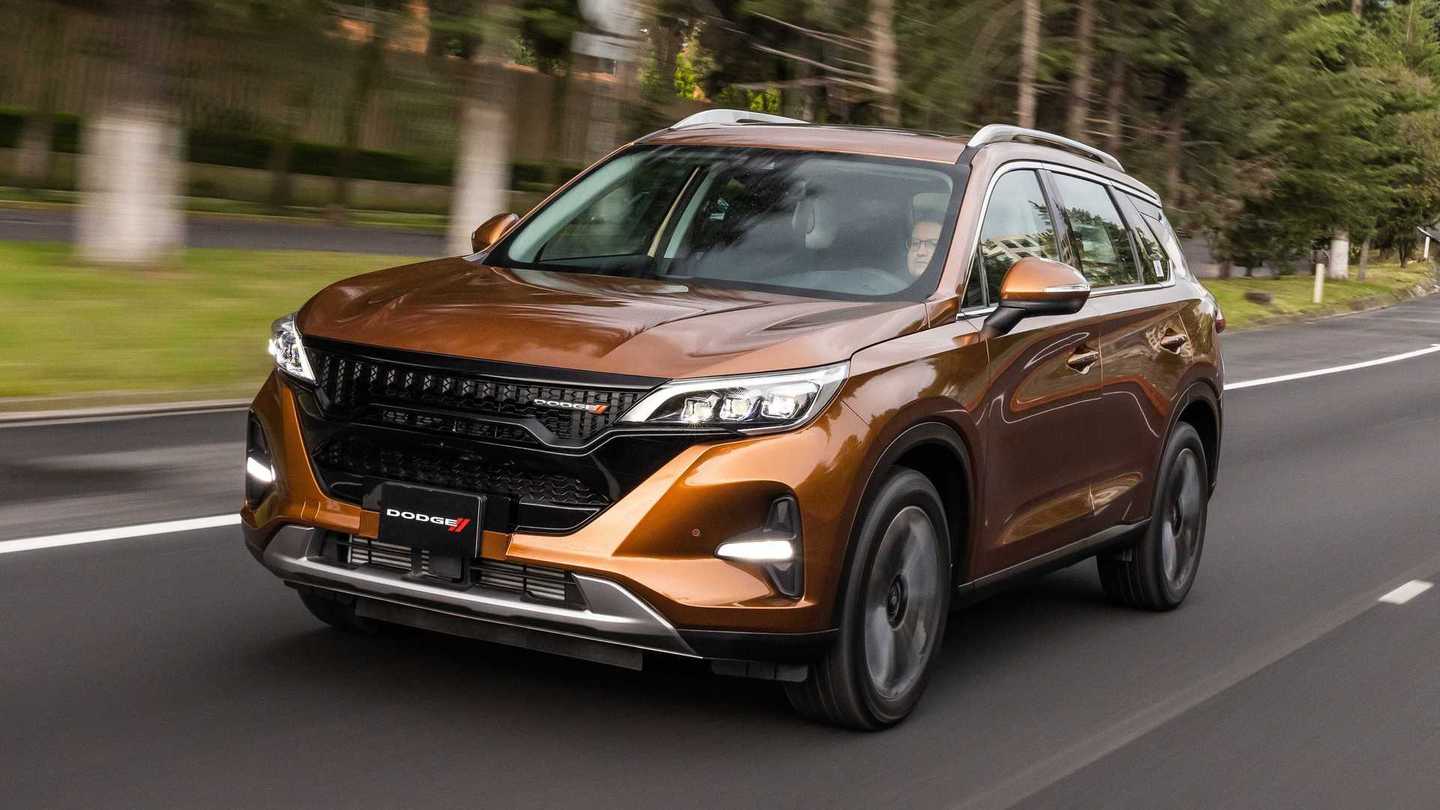 Novo Dodge Journey vira carro chinês com logos trocados
