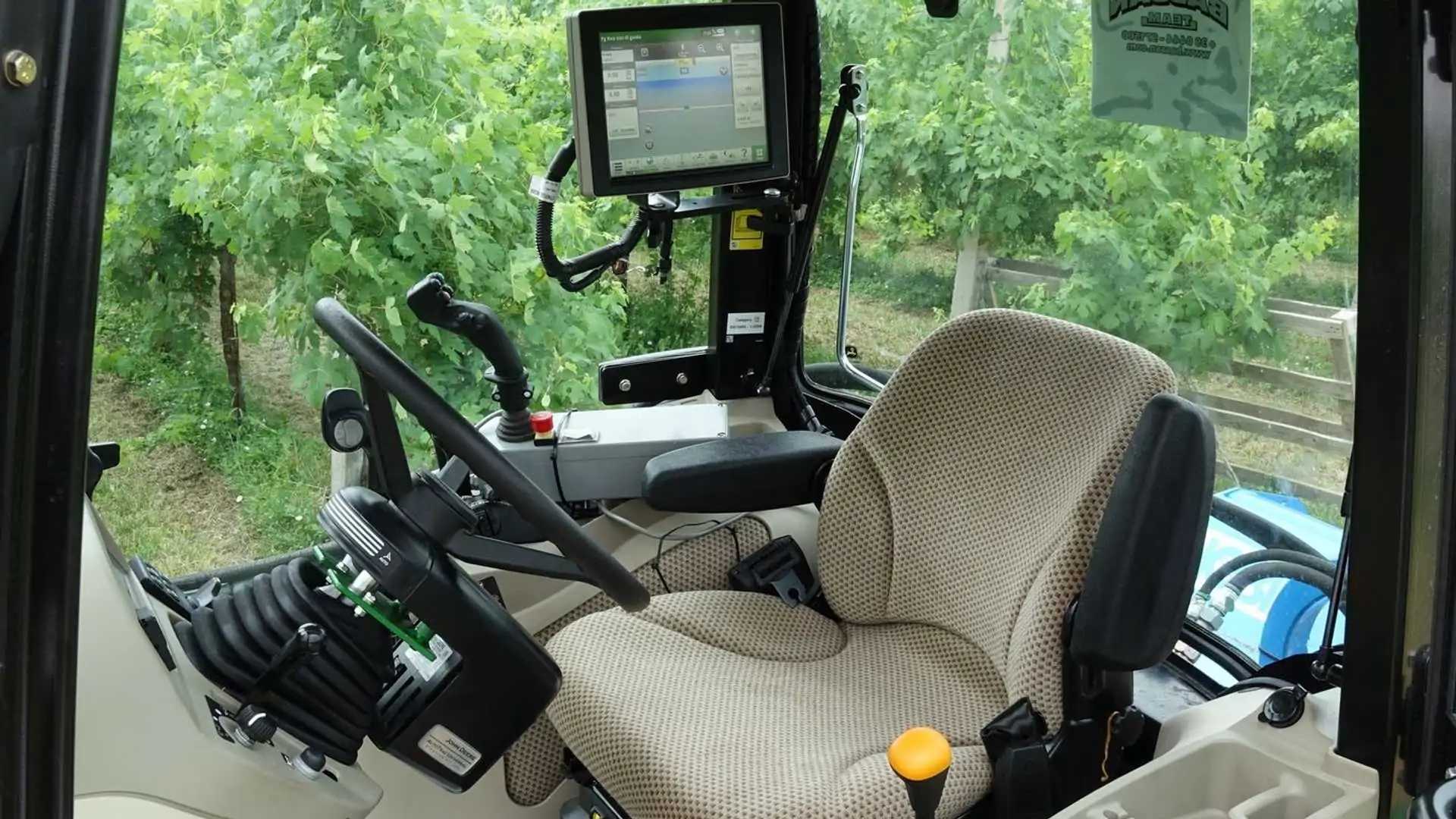 John Deere 4066R: il test nel vigneto