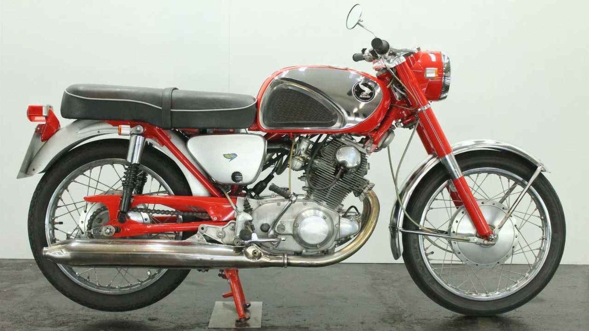 Motorcycle History 101: An Entire Flock Of Honda Hawks