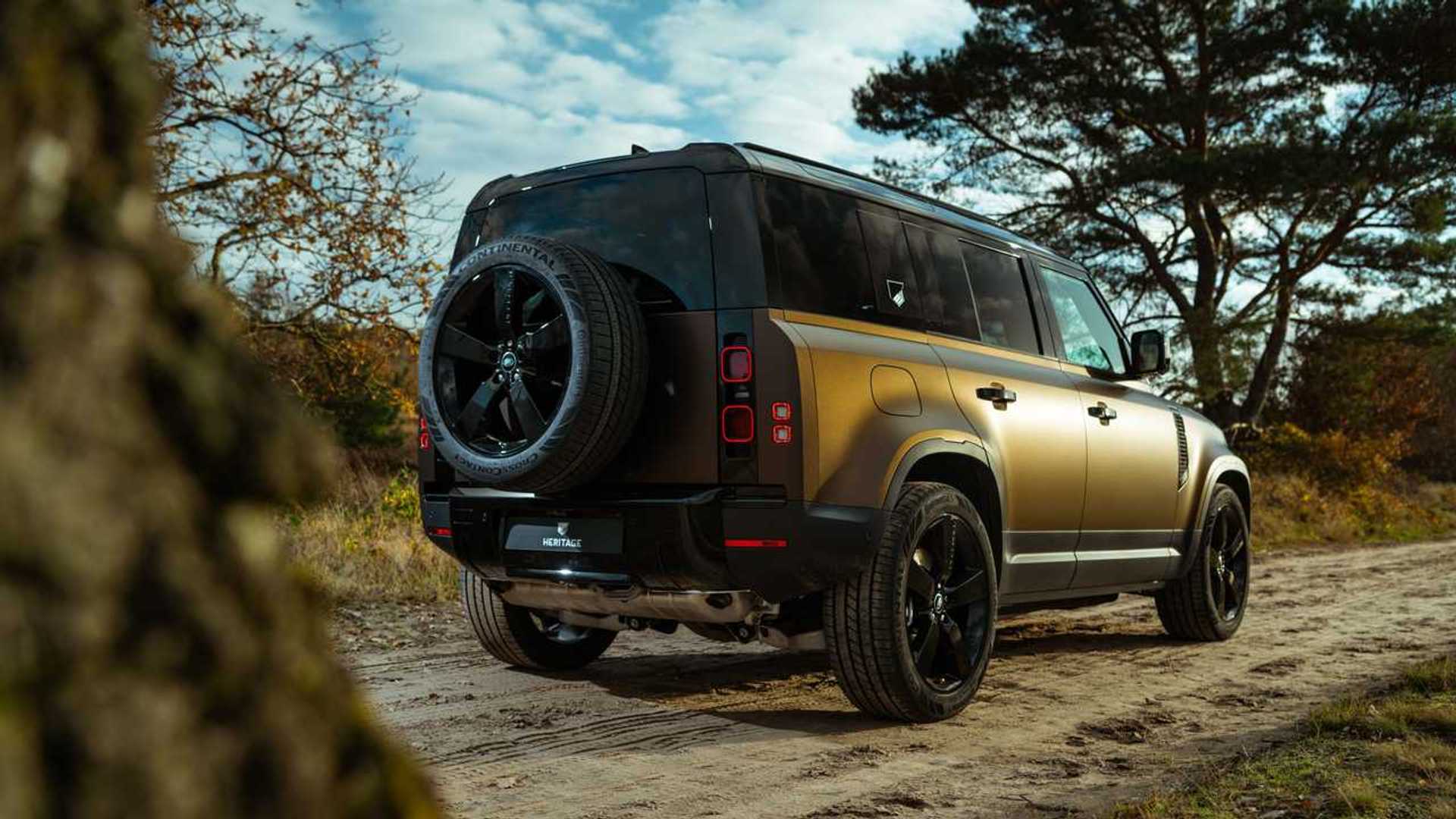 Land Rover Defender, quella di bronzo è di Heritage Customs