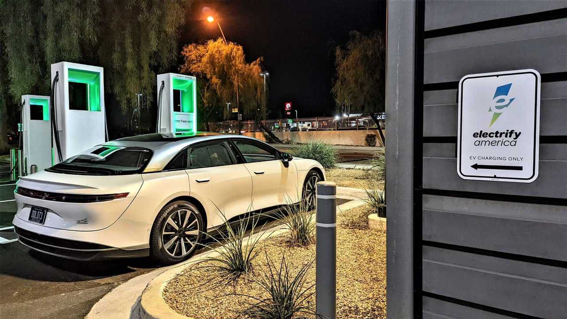 Watch Record-Setting Lucid Air Dream Edition 70-MPH Range Test