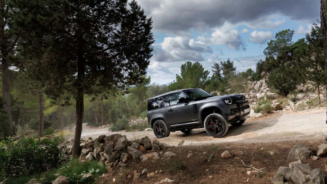 Land Rover Defender Plug-In Hybrid motor seçeneği Türkiye'de!