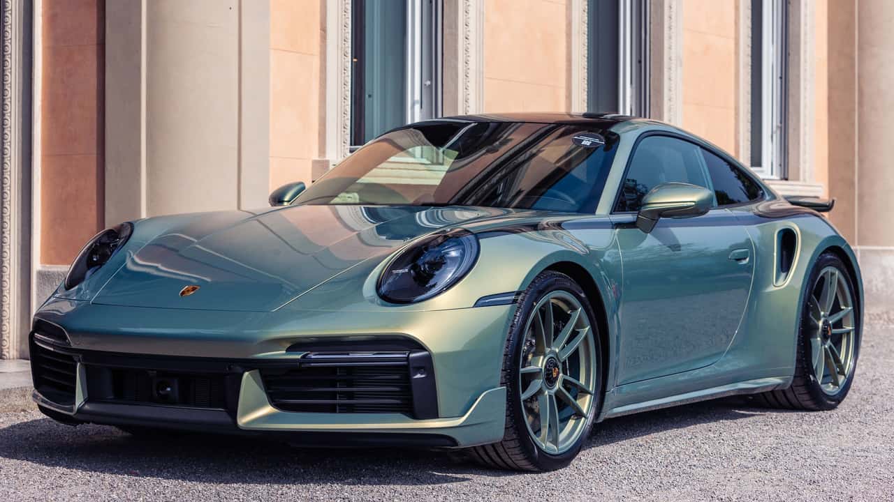 Il colore verde di questa speciale Porsche 911 è uno spettacolo