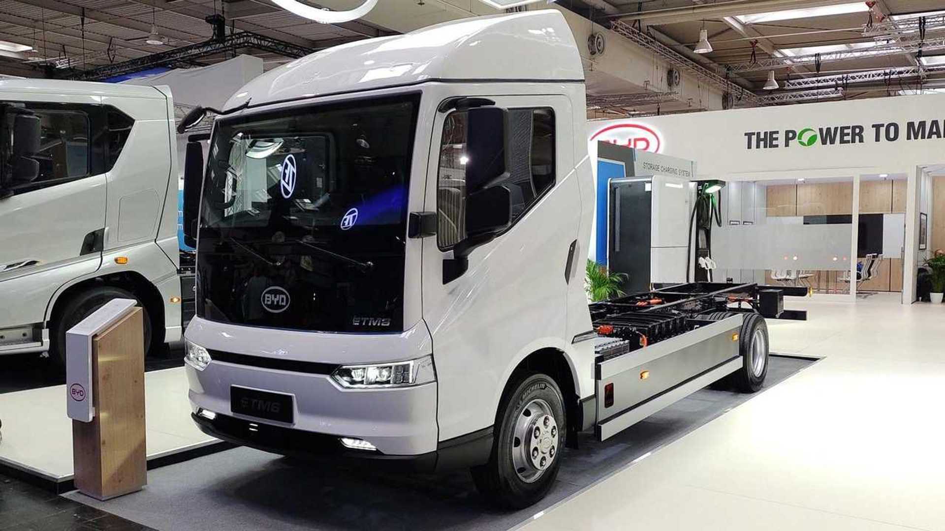 BYD lança caminhões e ônibus elétricos com bateria de lâmina ultrassegura