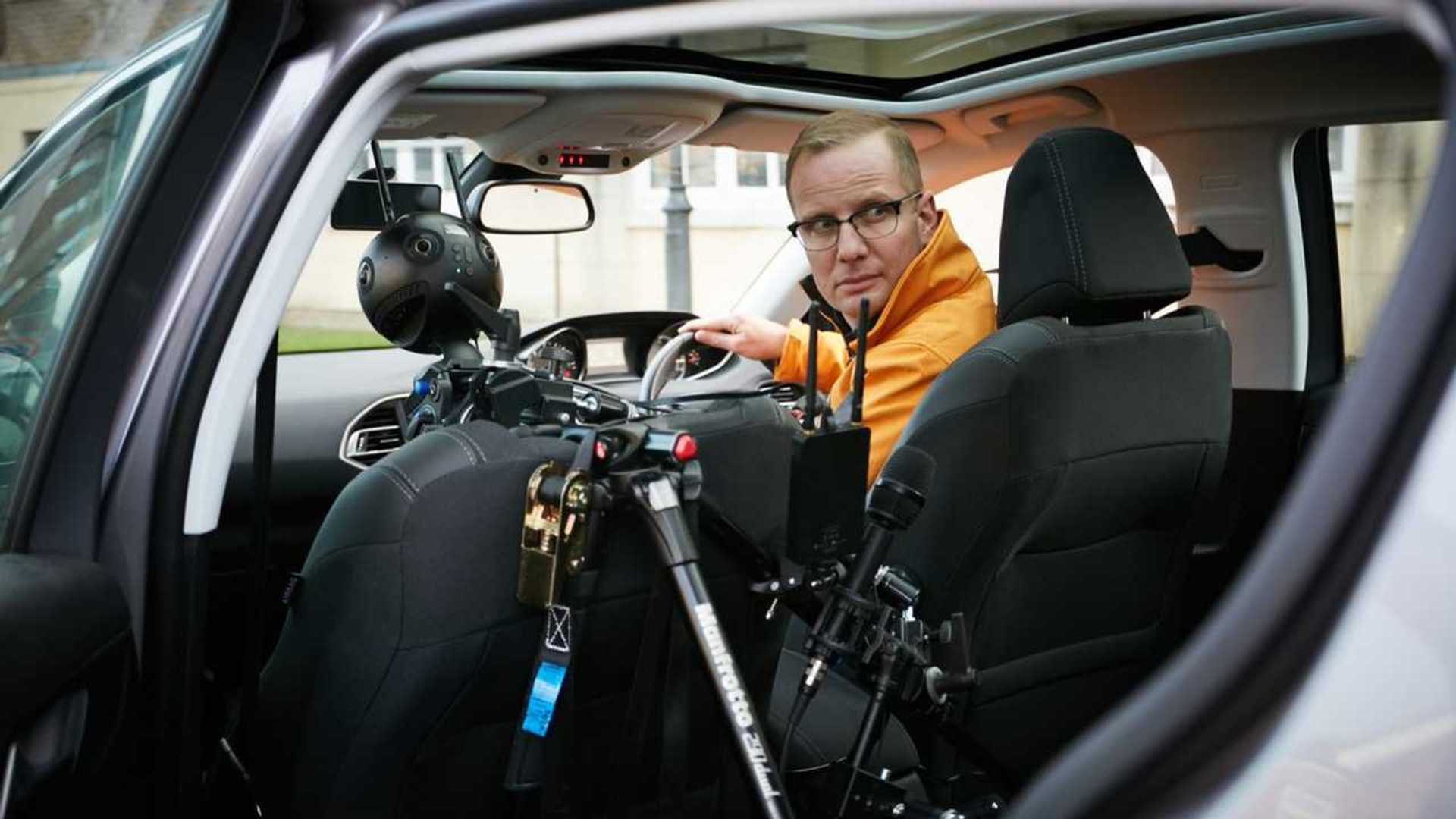 Driving school employs VR tech to reduce instructor training time