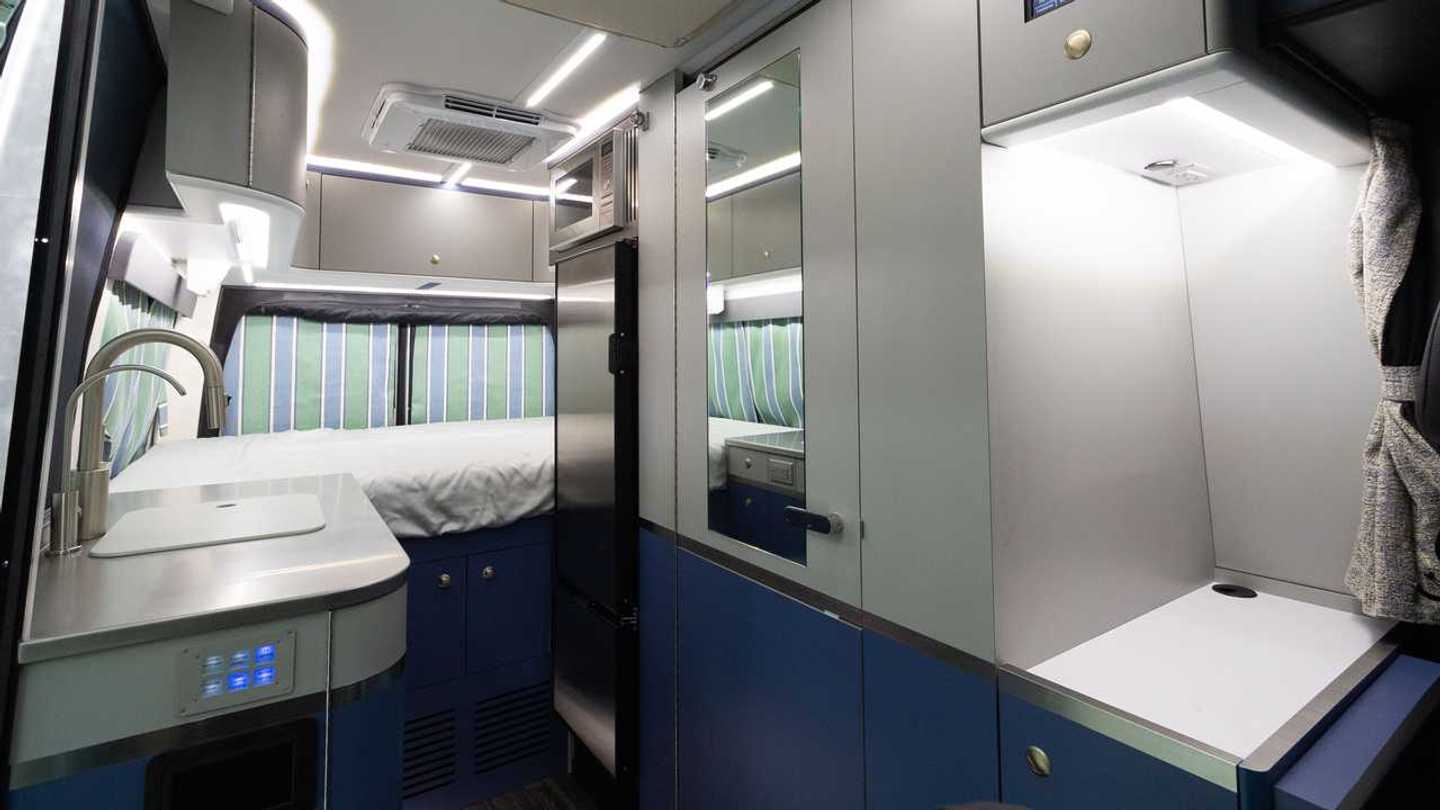 Advanced RV Kelvin, Van Camper Kecil dengan Rumah Kantor Besar