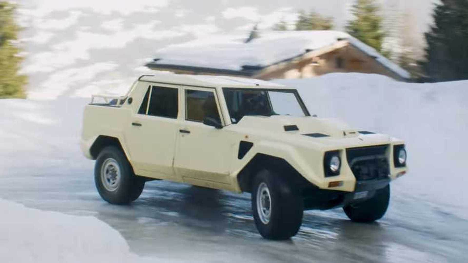 Lihat Aksi Lambo LM002 Mudah Taklukkan Salju, Suaranya Keren