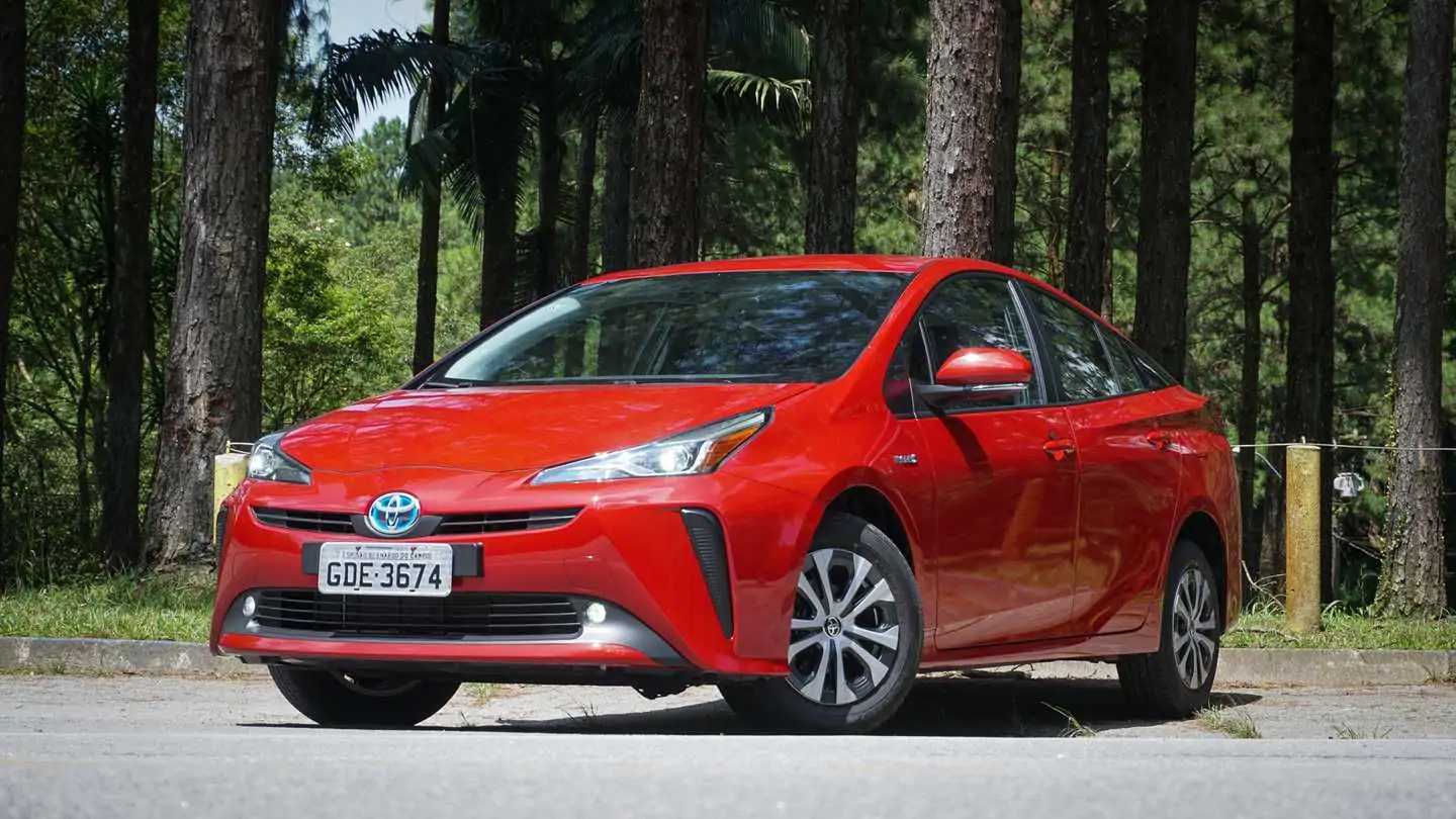 Comparativo Toyota Corolla Hybrid vs. Prius: Criatura ou criador?