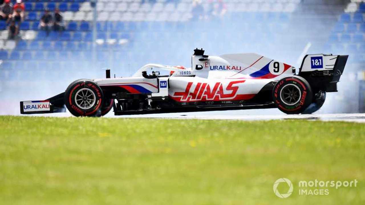 Haas F1 boss Steiner presents ‘Mazespin’ gift to Mazepin