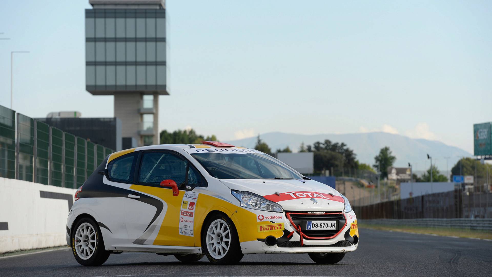 Probamos el Peugeot 208 R2 de rally, el heredero del Desafío Peugeot