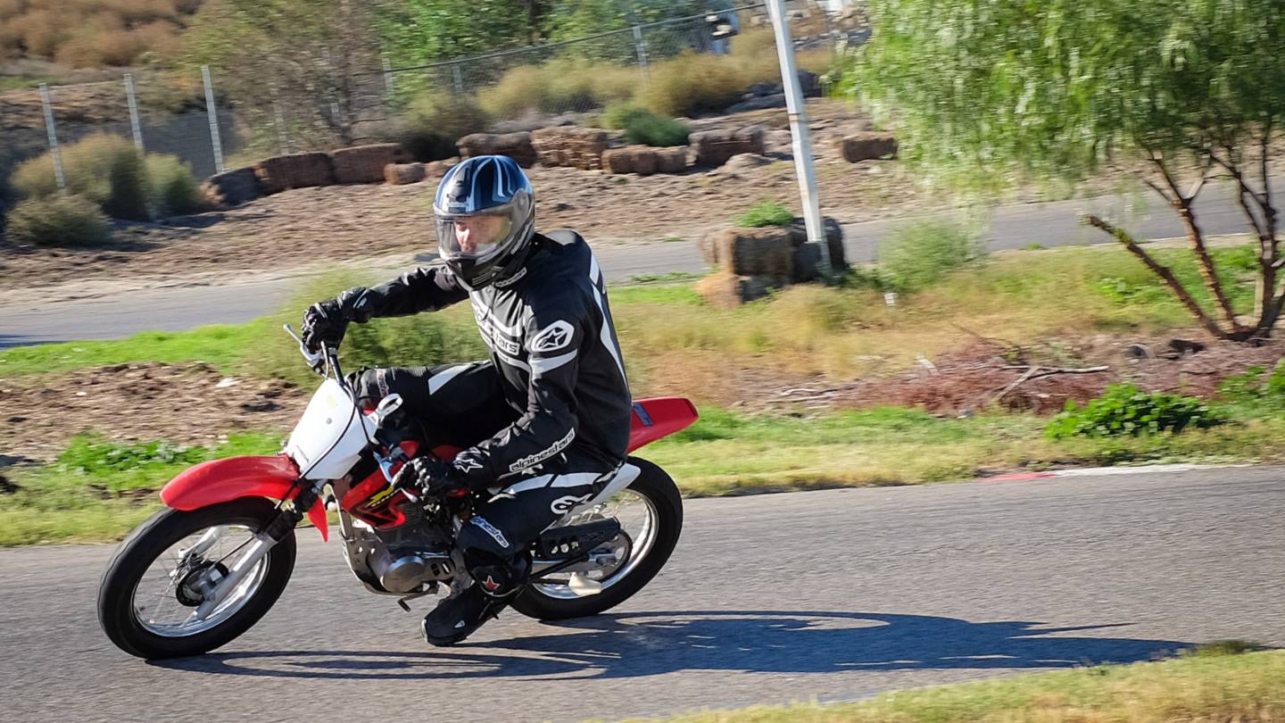 Big Man, Small Bike - LiveMotoFoto Does UMRA Mini-Moto