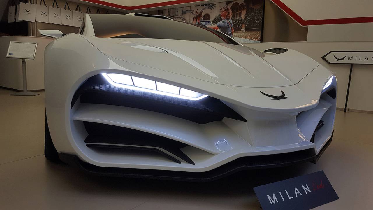 L'hypercar Milan Red se laisse approcher