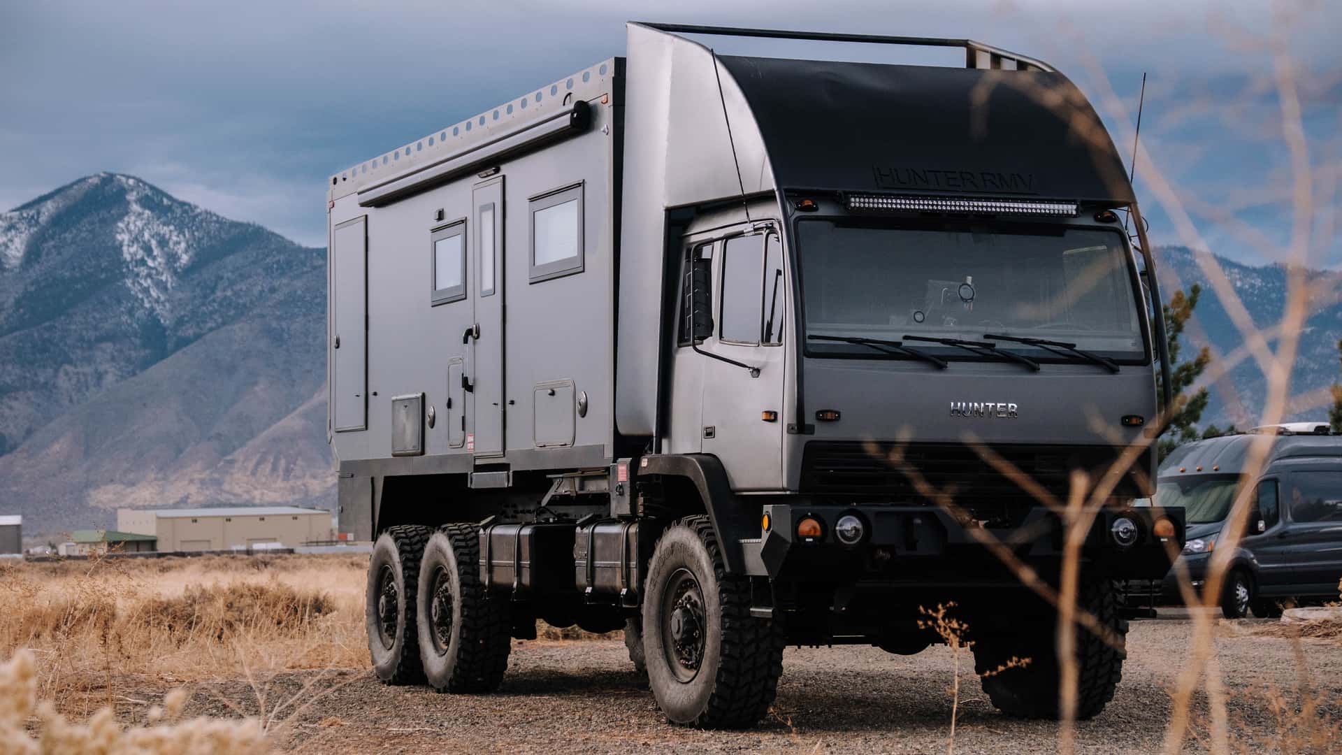 Ce camping-car 6x6 a la taille d'un mini-appartement