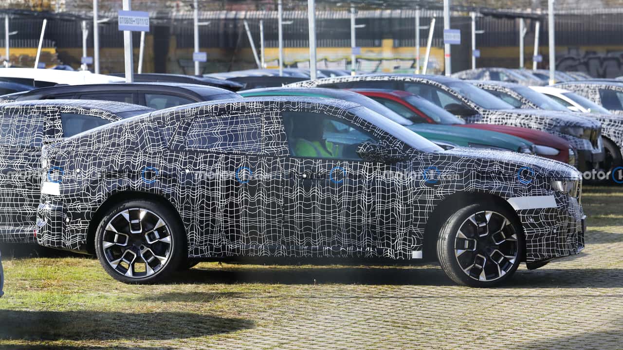 BMW iX4 (2026) erstmals als Erlkönig erwischt