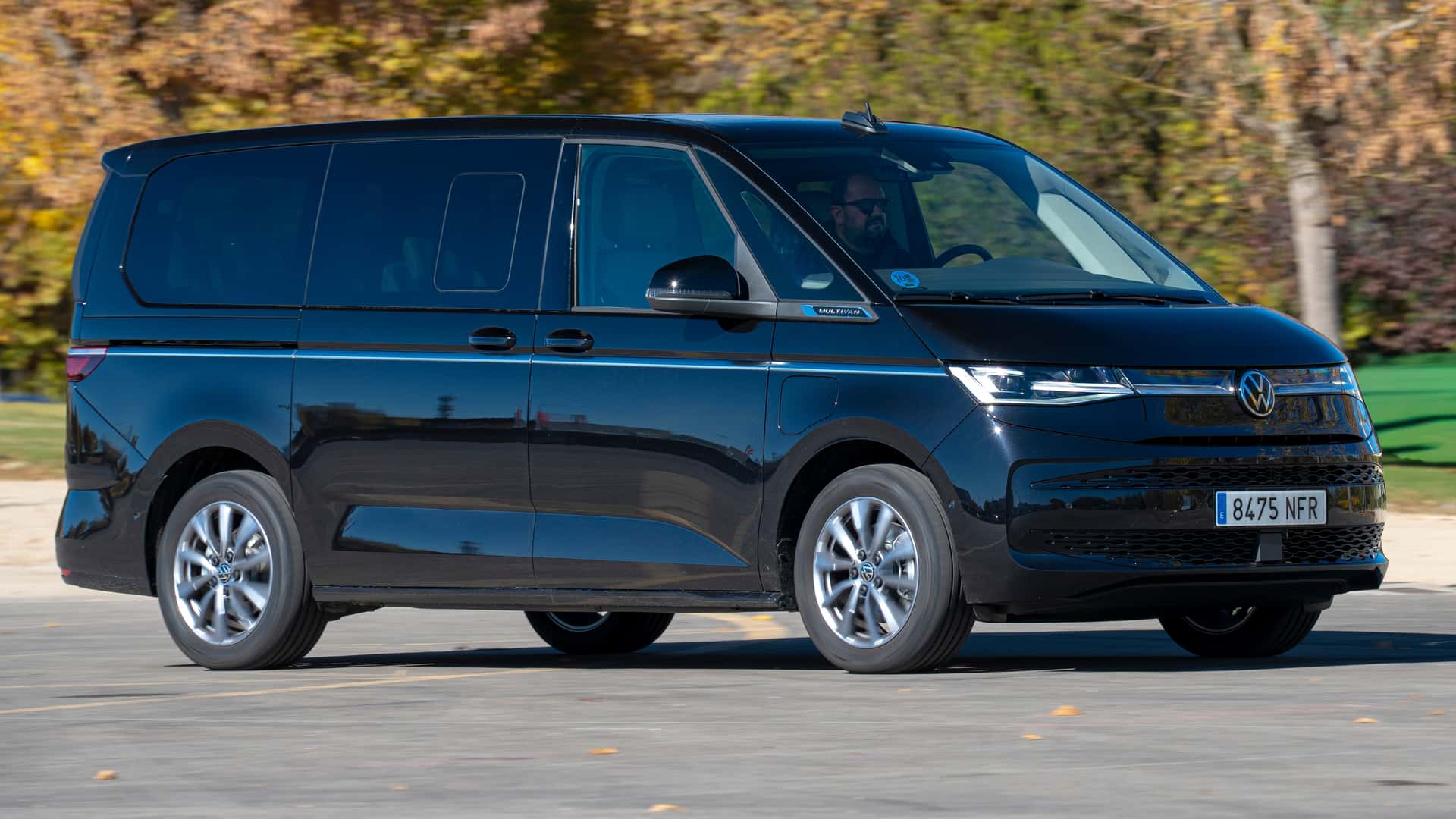 Al volante del VW Multivan e-Hybrid 245 CV DSG 4Motion, familiar a lo ...