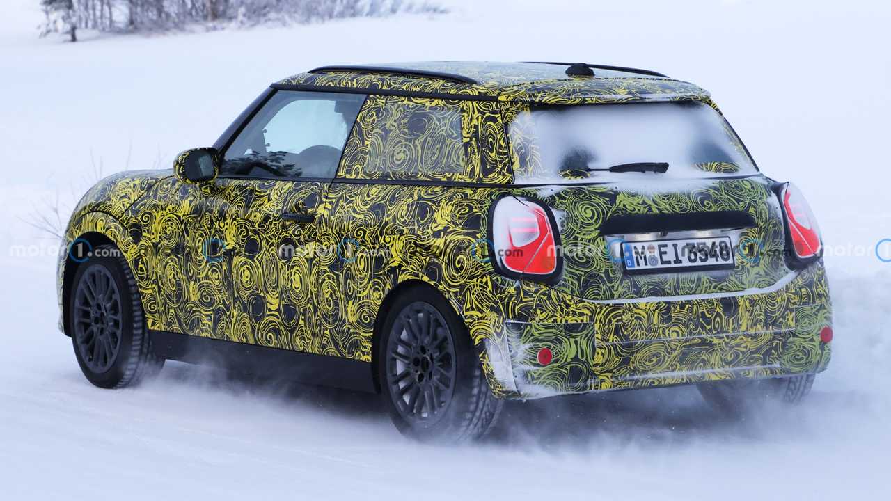 Novo Mini Cooper 2024 é pego em testes na neve; estreia no meio do ano