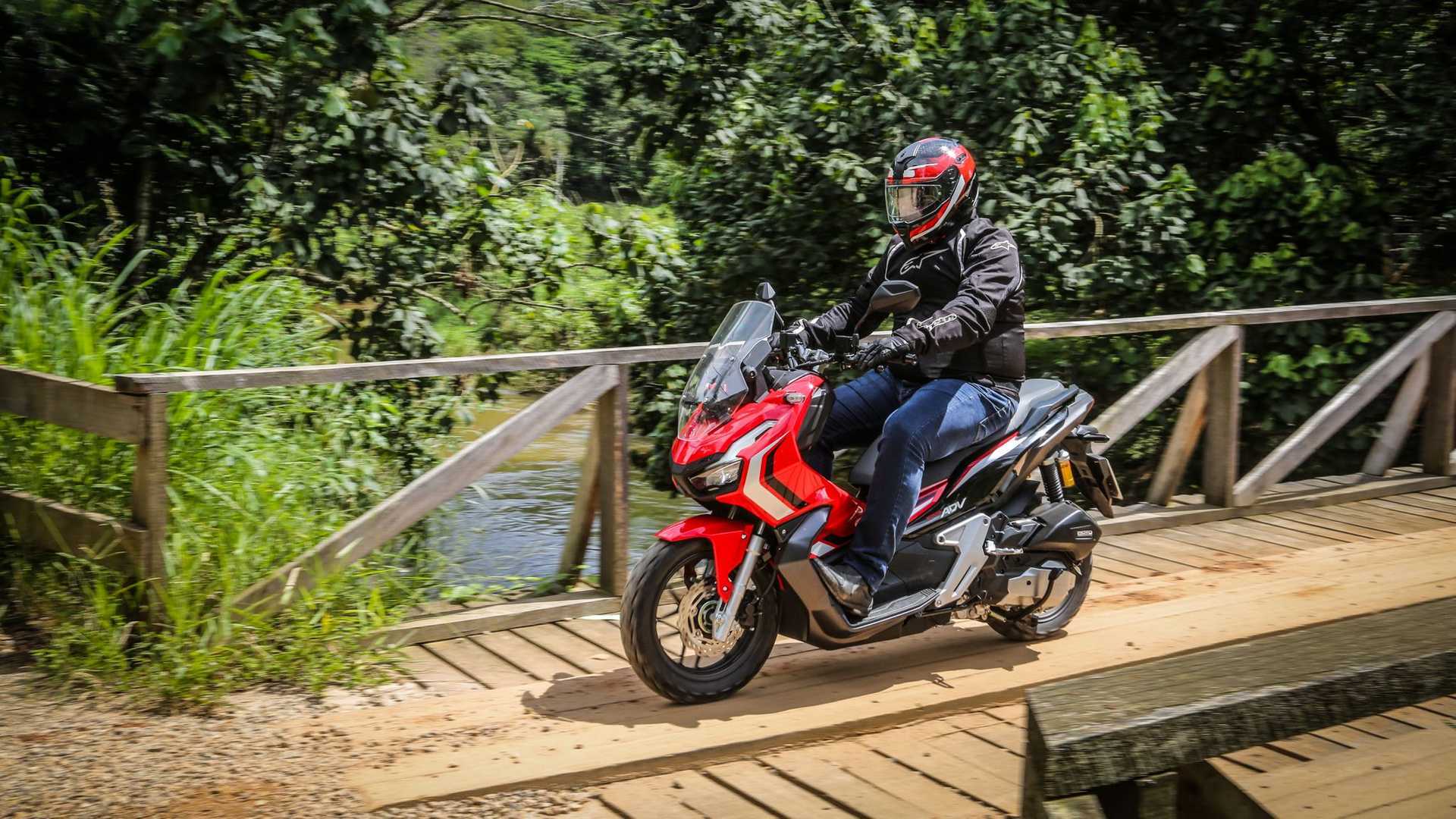 Avaliação: Novo Honda ADV 150 é scooter urbano sem medo de piso ruim