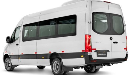 Mercedes-Benz Sprinter ganha versão 19+1 com entrada pela porta dianteira